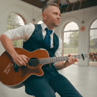 Jez Morris – Acoustic guitarist